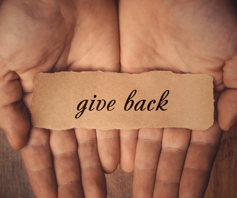 Give Back là gì? Cách sử dụng và ví dụ câu với cụm từ "Give Back
